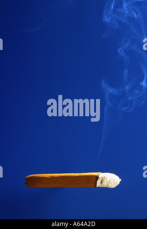 cigar cigar ash burning cigar stub Stock Photo - Alamy