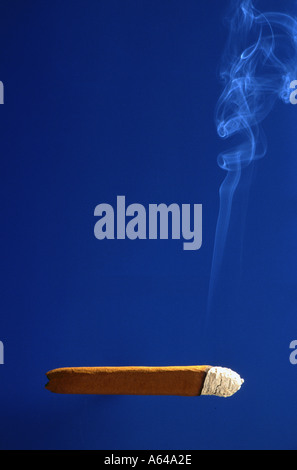 cigar cigar ash burning cigar stub Stock Photo - Alamy