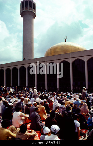 Worshippers praying, London Central Mosque or Regent's Park Mosque ...