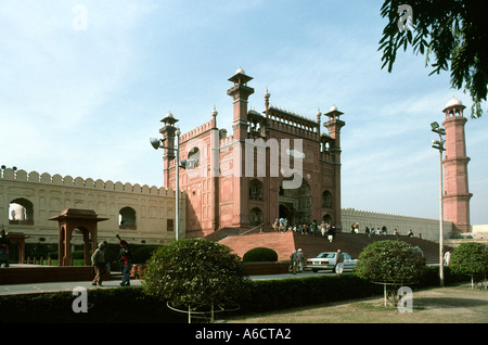 Beautiful Front Gate view of Badshahi Masjid Lahore Pakistan Lahore ...