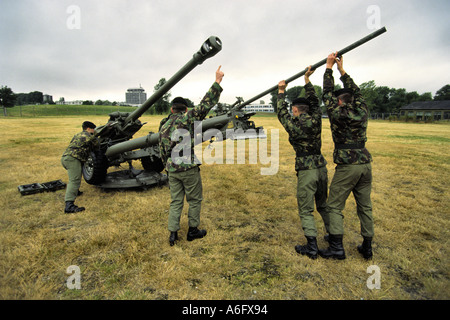 Young army recruits learn basic gunnery skills Stock Photo - Alamy