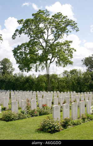 Gravestones in Hermanville British WW2 Commonwealth War Graves Stock ...