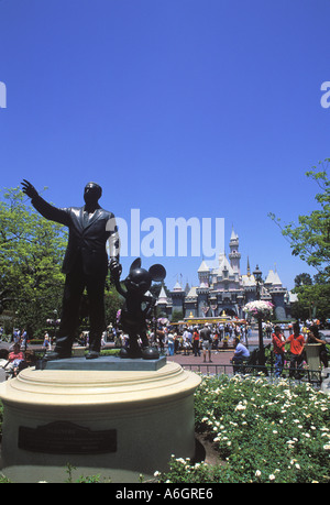Statue Of Walt Disney Disneyland Town Square Orange County California ...