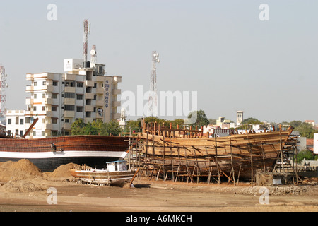 Dhow building at Mandavi Port in Gujarat India Stock Photo - Alamy