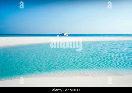 Dhoni Boat desert island sandbank The Maldives Stock Photo - Alamy