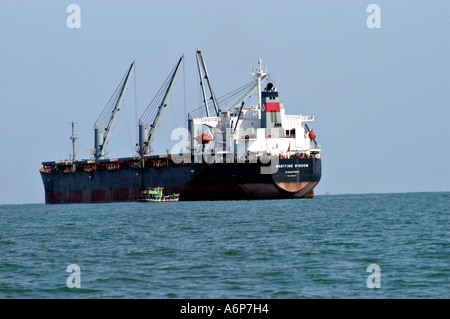 Bulk carrier ship Maritime Wisdom in Goa, India Stock Photo - Alamy