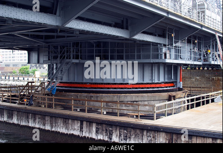 Bridge pivot mechanism Stock Photo - Alamy