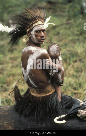 Asmat woman and her baby, Irian Jaya Indonesia Stock Photo - Alamy