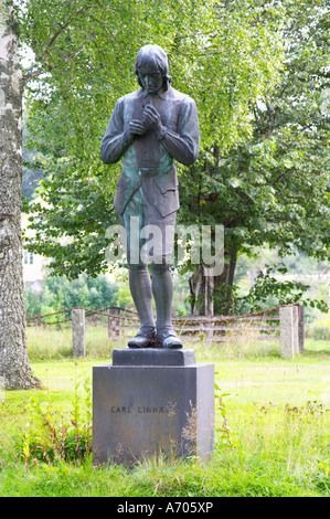 A statue of Carl Linnaeus holding a bird by Gerda Sprinchorn standing ...