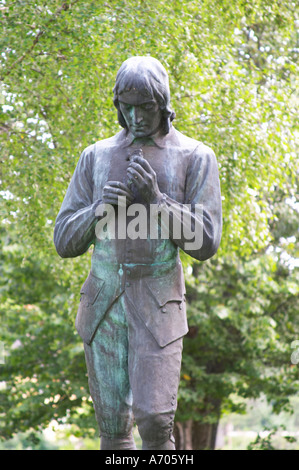 A statue of Carl Linnaeus holding a bird by Gerda Sprinchorn standing ...
