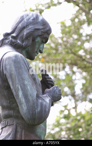A statue of Carl Linnaeus holding a bird by Gerda Sprinchorn standing ...