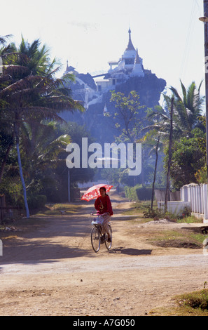 Split Rock Pagoda Loikaw Myanmar Stock Photo - Alamy