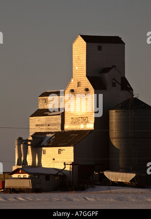 grain elevator at Tuxford in scenic Southern Saskatchewan Stock Photo ...