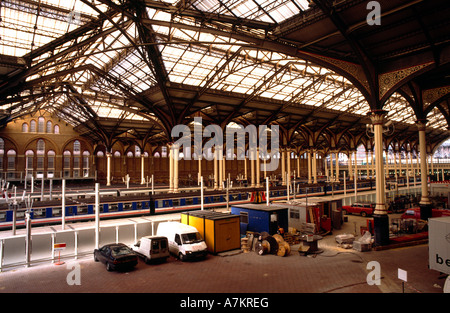 Columns and platforms at Liverpool Street Station, London Stock Photo ...