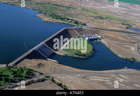 Snake River dam and hydroelectric reservoir on the Snake River. Idaho ...