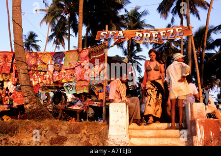 Flea market on Anjuna Beach, Goa Stock Photo - Alamy