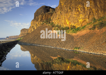 NA, USA, Washington, Electric City. Upper Grand Coulee Basalt cliffs ...