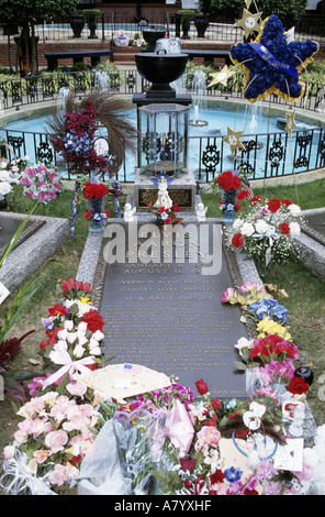 Elvis Presley grave in the garden of Graceland, his home in Memphis ...