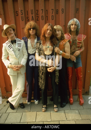 MOTT THE HOOPLE from left Dale Griffin, Morgan Fisher, Ian Hunter ...