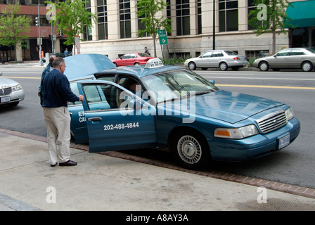 People line up to catch taxi cab at the Union Station in Washington DC ...