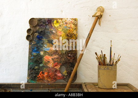 Artist's palettes with mahlstick and brushes Stock Photo - Alamy