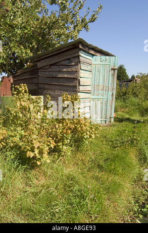 broken down shed on city allotment Stock Photo - Alamy