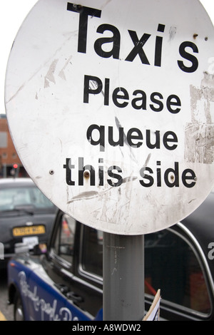 Please queue this side sign Stock Photo - Alamy