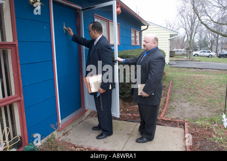 Homicide detectives knocking on door to speak to witness. Kansas City ...