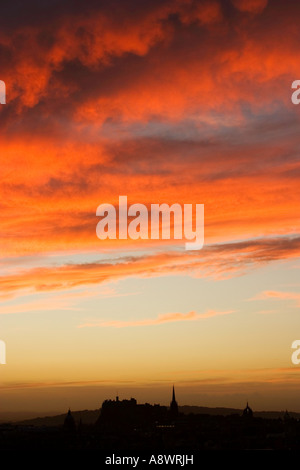 Edinburgh castle on the Castle Rock at sunset Stock Photo - Alamy