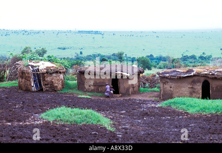KENYA Masai Mara Reserve Manyatta village of traditional circular ...