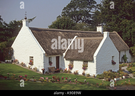 Picturesque thatched cottages at Swanston on the outskirts of Edinburgh ...