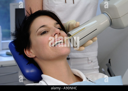Dental x-ray examination - Röntgen beim Zahnarzt Stock Photo - Alamy