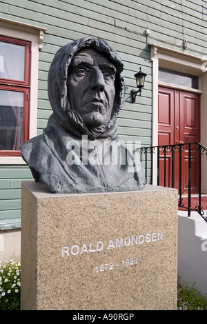 Portrait of Polar Explorer Roald Amundsen in Polar Gear, Carte de ...