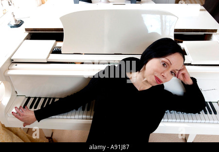 Opera singer Maria Ewing at home in West Sussex Stock Photo - Alamy