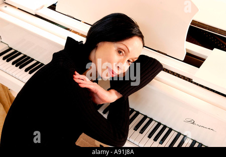 Opera singer Maria Ewing at home in West Sussex Stock Photo - Alamy