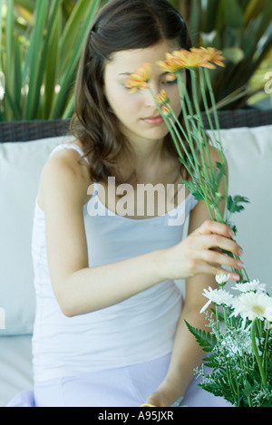 Young woman making a flower arrangement Stock Photo - Alamy