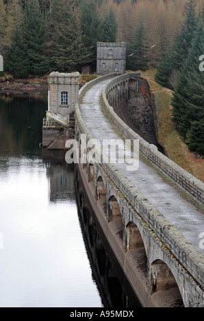 Laggen Dam, Cairngorms, Scotland, hydro electric dam in shadow of Ben ...
