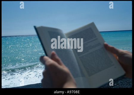 Reading a book seaside Liguria Ítaly Stock Photo - Alamy