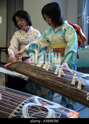 Japanese women play on koto Stock Photo - Alamy