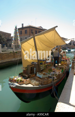 Venice - Fruit and vegetable barge trading at Campo San Barnaba Stock ...