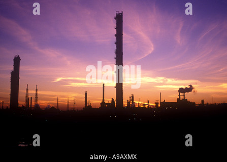 CRACKING TOWER OIL REFINERY Stock Photo - Alamy
