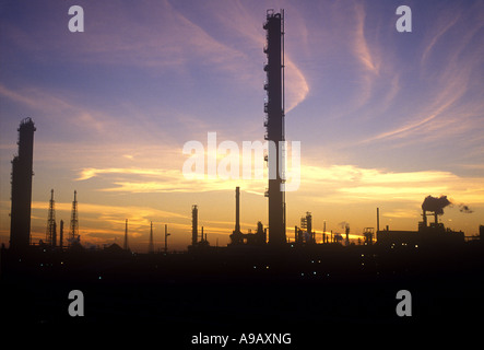 CRACKING TOWER OIL REFINERY Stock Photo - Alamy