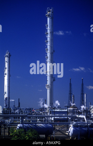 CRACKING TOWER OIL REFINERY Stock Photo - Alamy