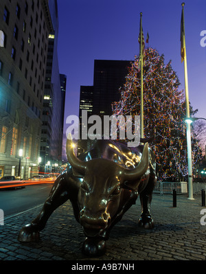 RAGING BULL STATUE (©ARTURO DI MODICA 1989) BROADWAY FINANCIAL DISTRICT MANHATTAN NEW YORK CITY ...