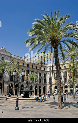 Spain Barcelona Plaze Real at dusk fountain Stock Photo - Alamy