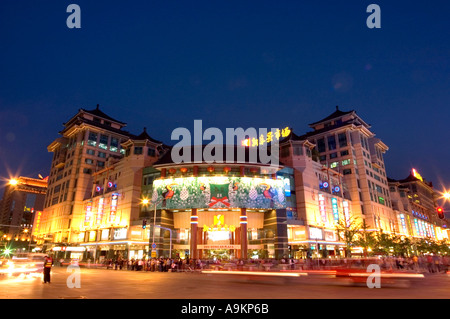 BUSY PEDESTRIANISED MIDDLE CLASS SHOPPING AREA OF WANGFUJING BEIJING ...