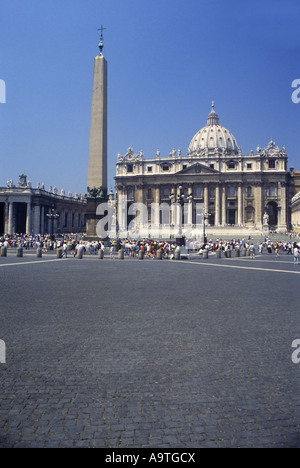 Saint Peter's Square in Vatican City, Rome, Italy Stock Photo - Alamy