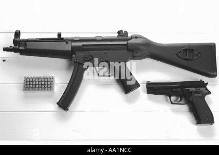 a police MP5 Assault Rifle Stock Photo - Alamy