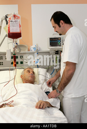 MR A male nurse supplies a patient in a waking up area in a Munich ...