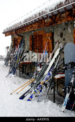 Skis leaning against wall Stock Photo - Alamy